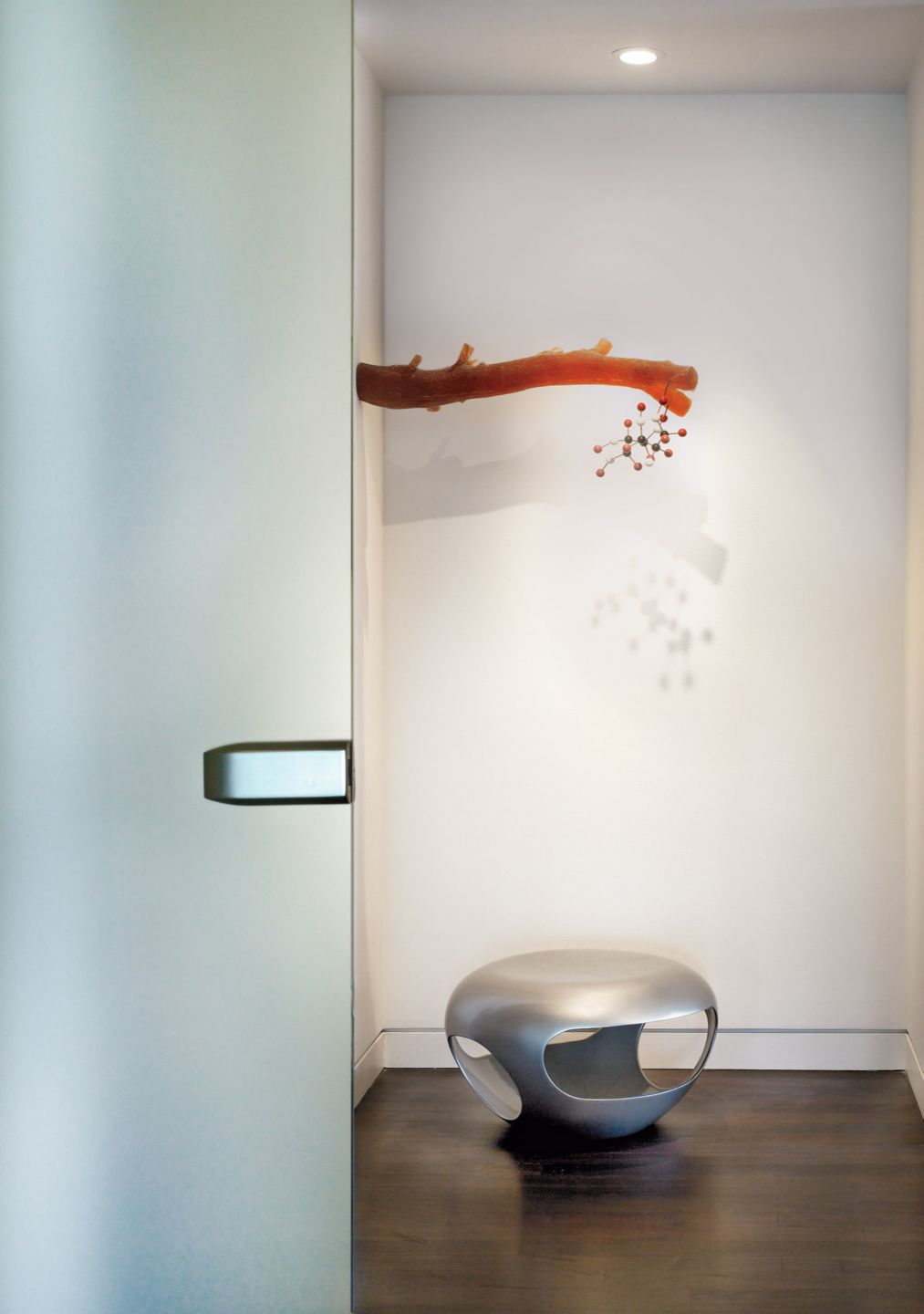 Contemporary Gallery Hall - Luxe Interiors + Design