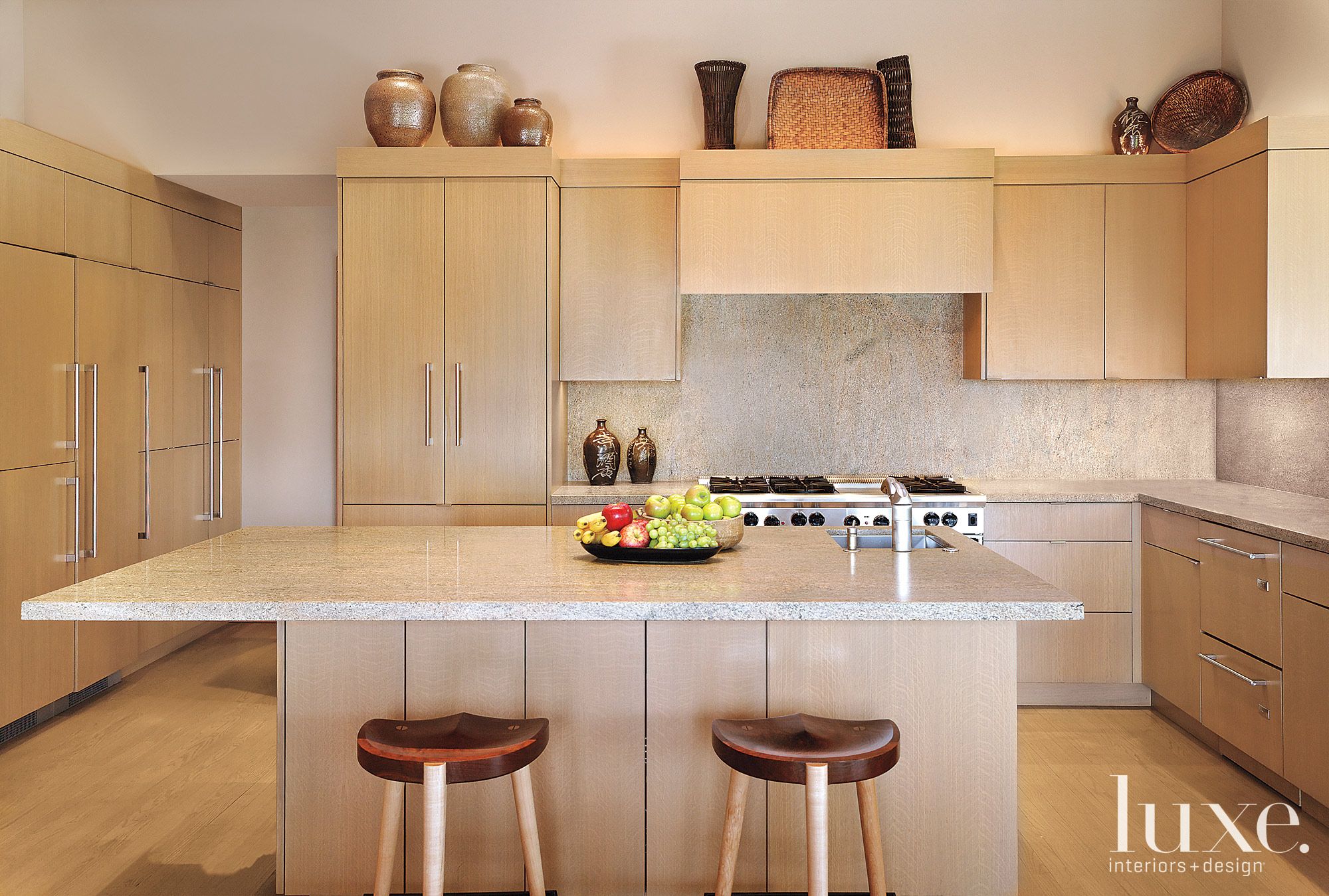 Neutral Modern Kitchen - Luxe Interiors + Design