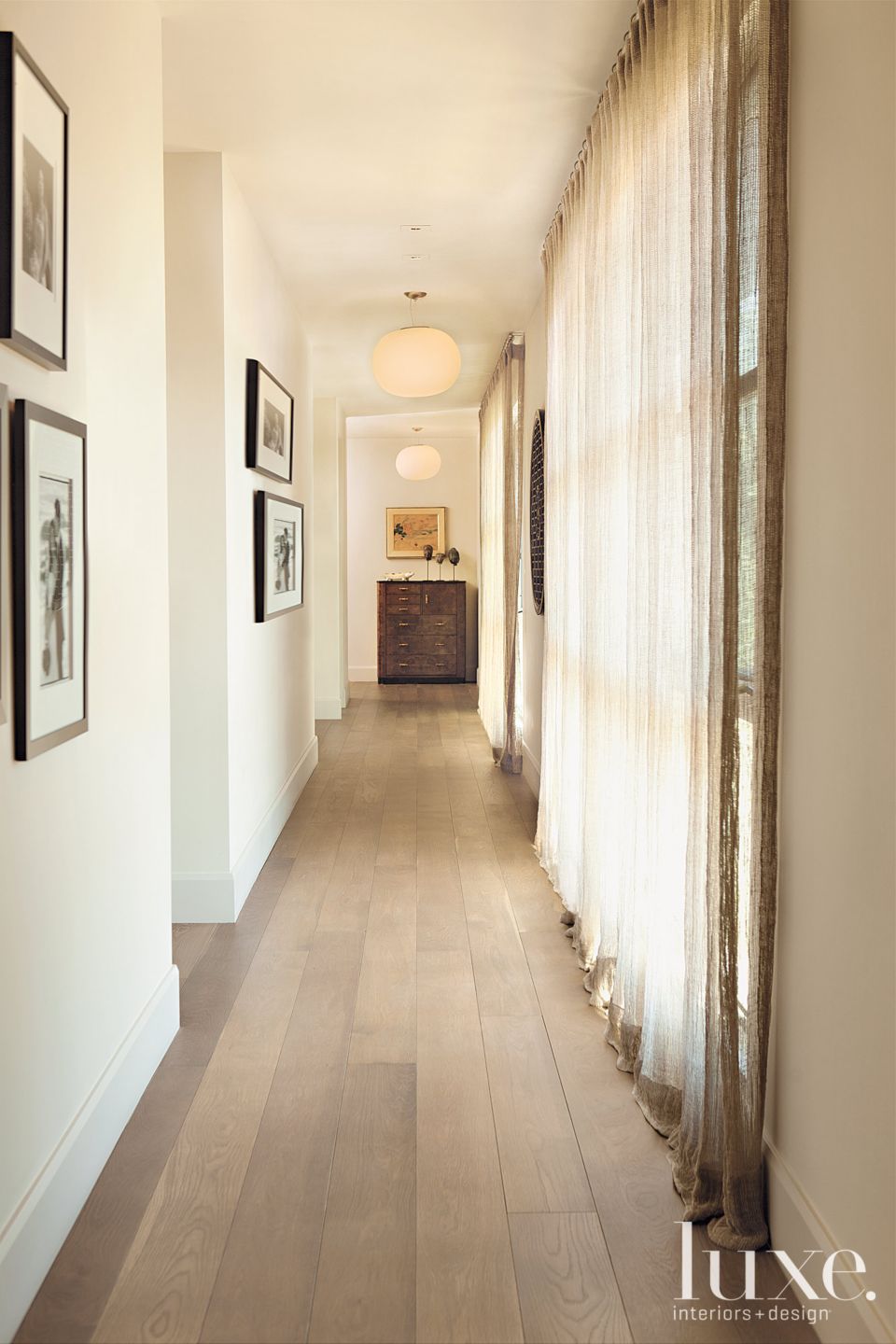 Neutral colored hallway - Luxe Interiors + Design