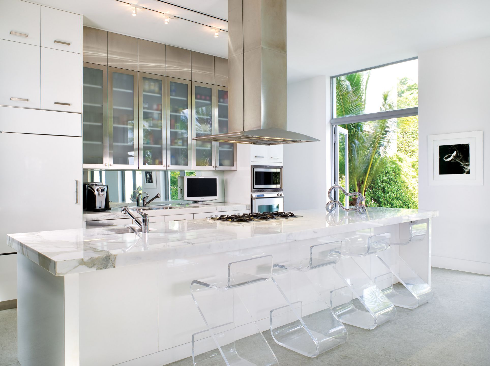 Modern White Kitchen - Luxe Interiors + Design