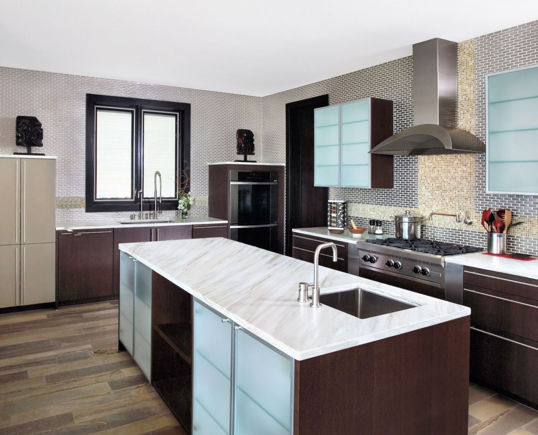 Contemporary Neutral Kitchen - Luxe Interiors + Design