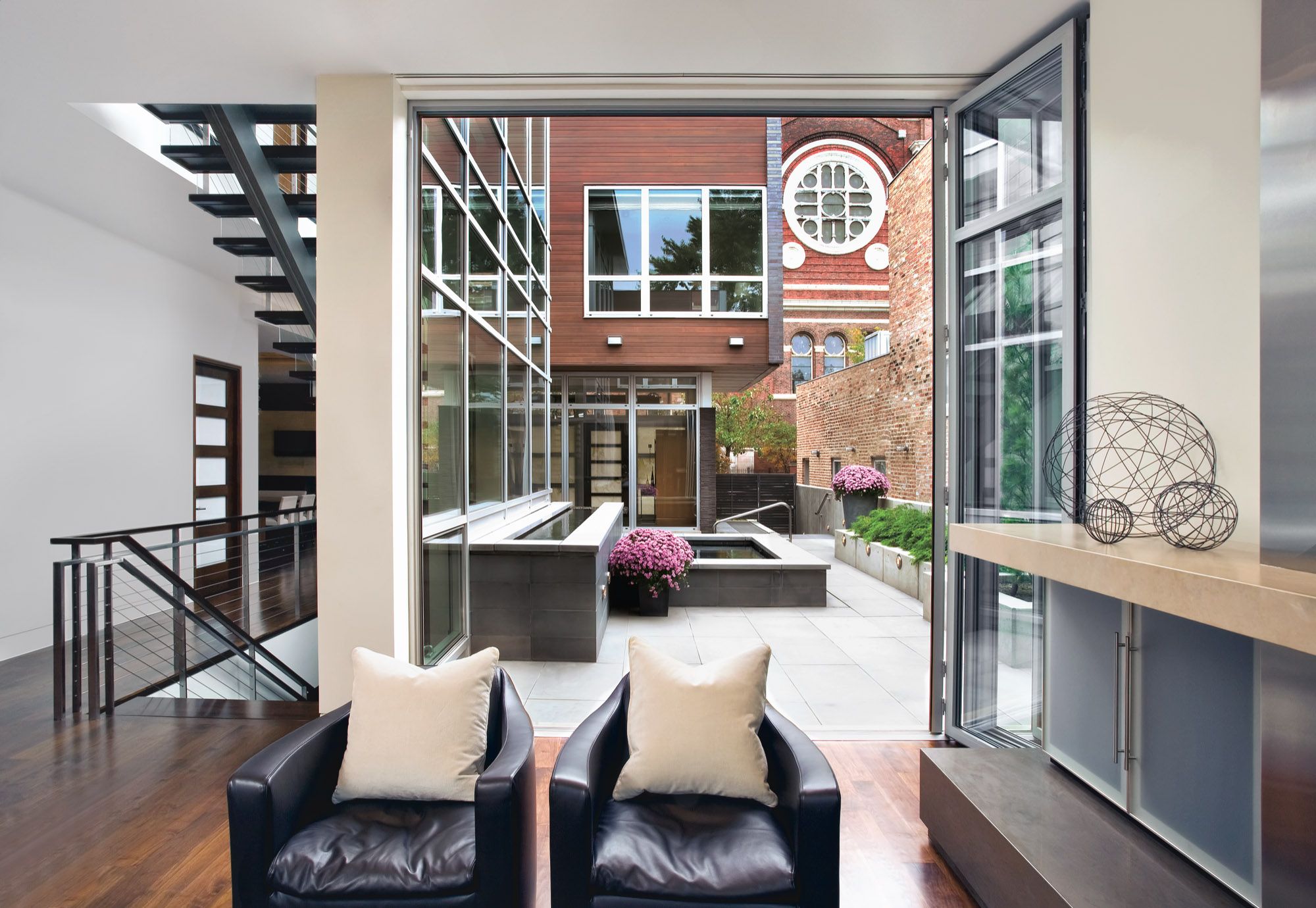 Modern Courtyard Entry - Luxe Interiors + Design
