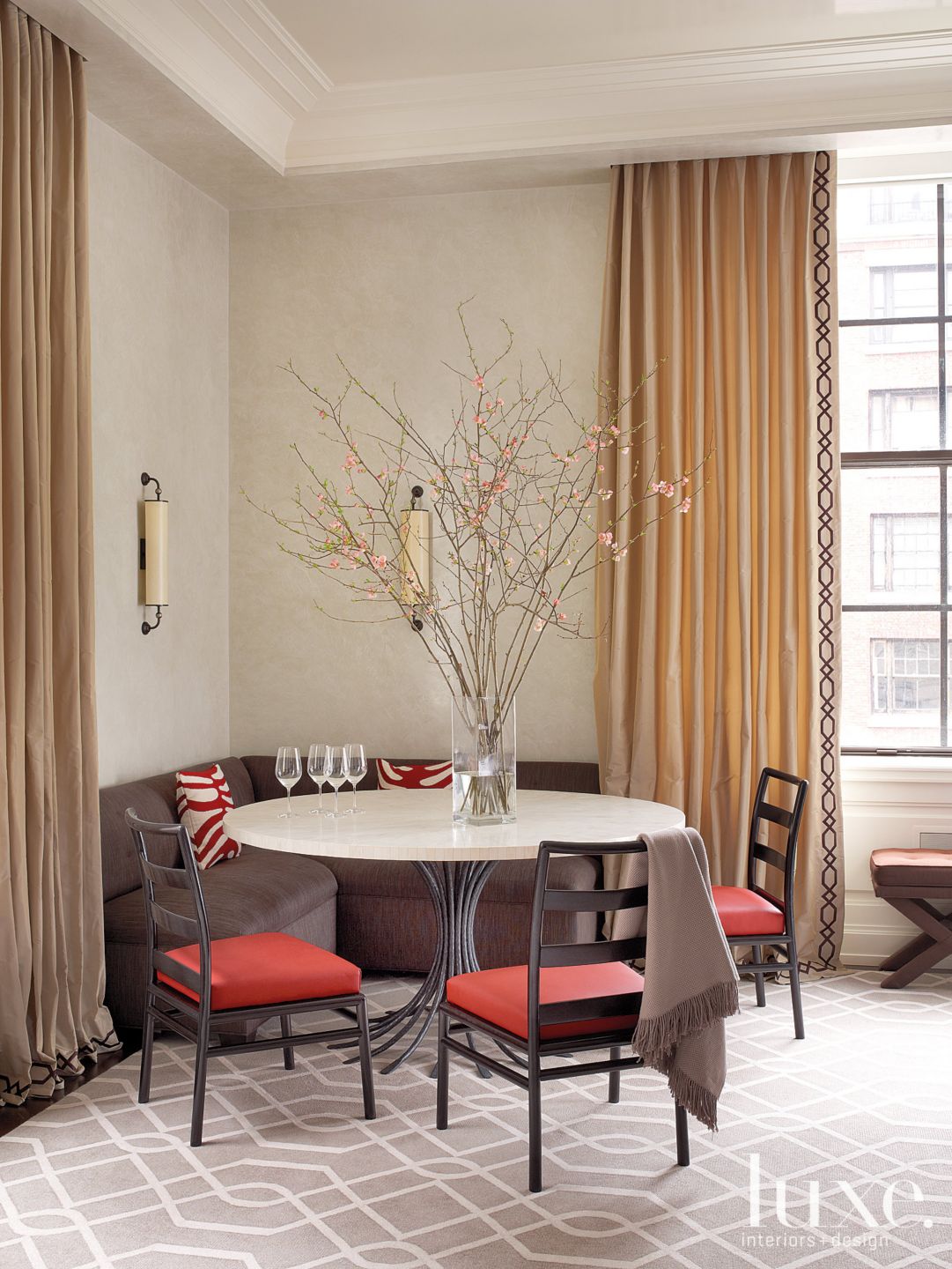 Corner Dining Space - Luxe Interiors + Design
