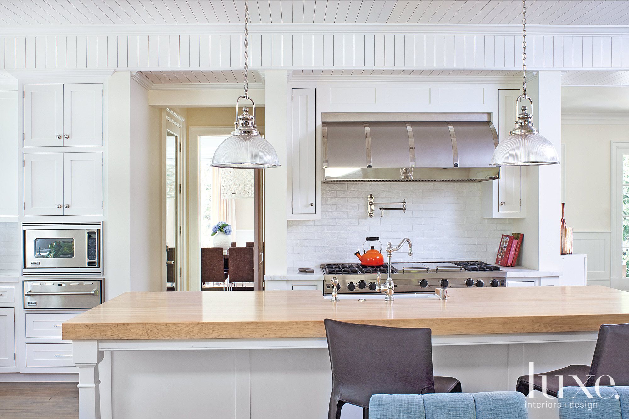 White Contemporary Kitchen - Luxe Interiors + Design