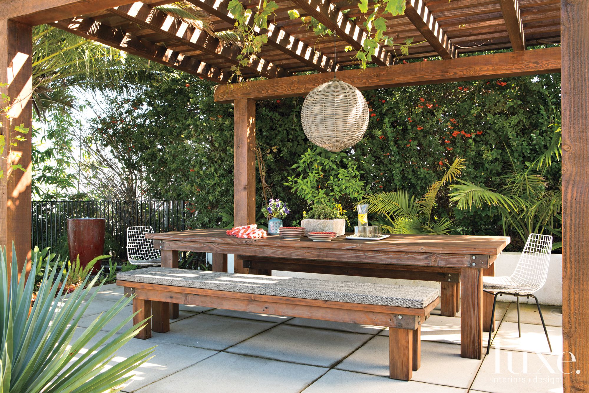 Modern Dining Terrace - Luxe Interiors + Design